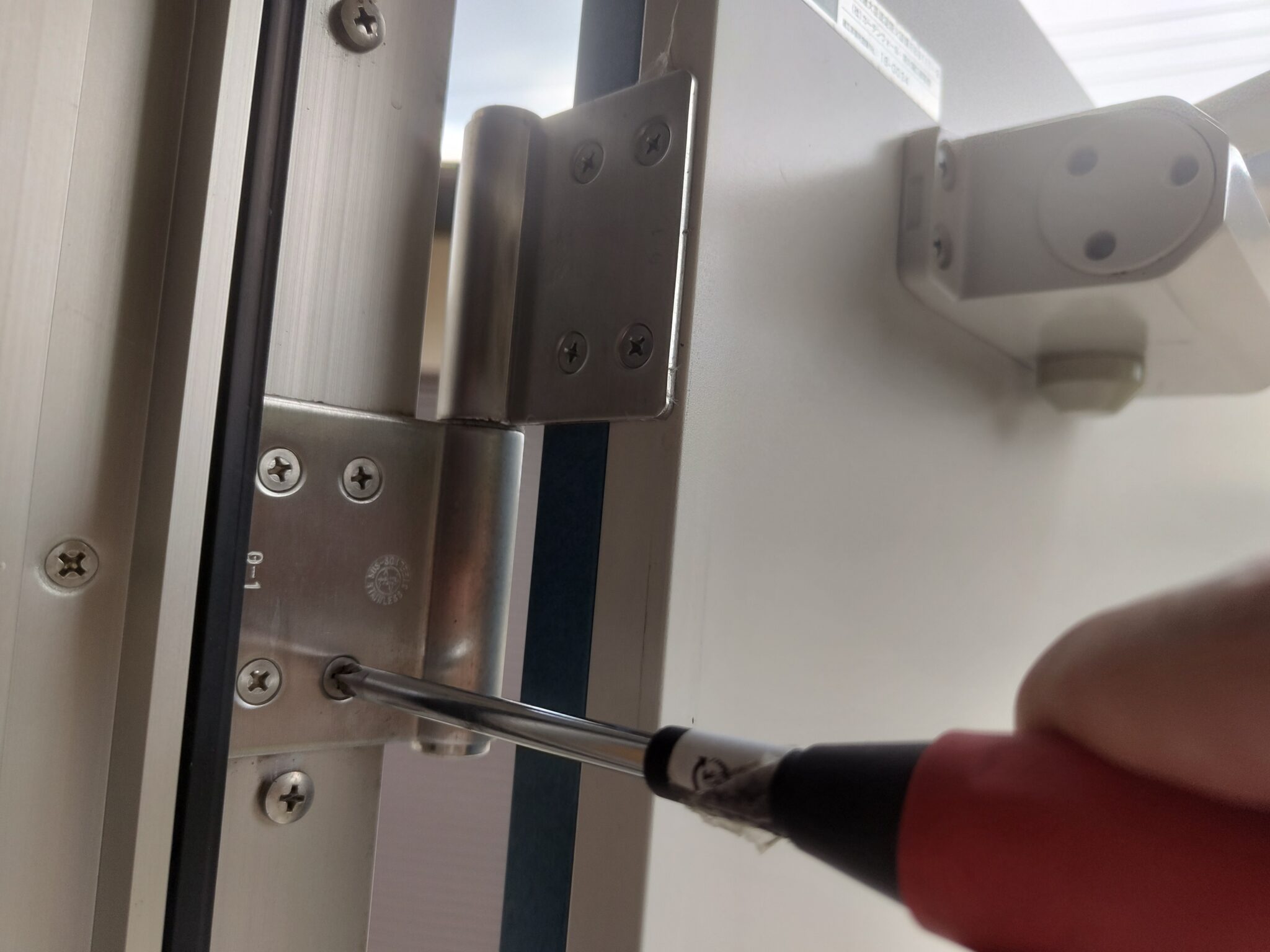 玄関ドアが引っかかる原因と対処法｜丁番・ラッチ・ドアクローザーの調整や交換など - ゼロハーモニー