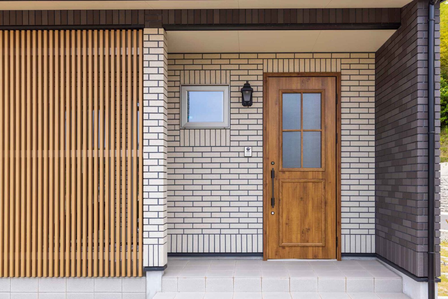 玄関ドアのメンテナンス方法を素材別に紹介｜劣化・汚れの原因や白くなるのはなぜかも解説 - ゼロハーモニー